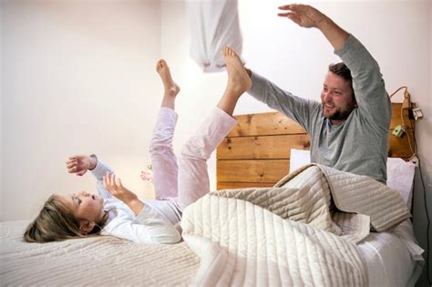 Vater Und Tochter Spielen Im Bett Kostenlose Foto