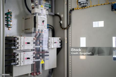 회로 차단기 퓨즈 레일 배선이 있는 제어판 전기 캐비닛 제어에 전력 전기 전기 및 전기 유지 보수 서비스n 분전반에 대한 스톡