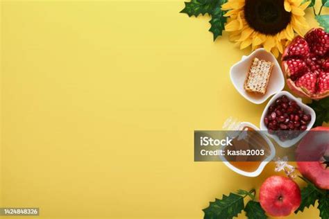 로쉬 하샤나 익은 석류 사과 꿀 해바라기 노란색 배경에 노란색 꽃 상징을 가진 작곡 유태인 Rosh Hashanah 휴일 속성