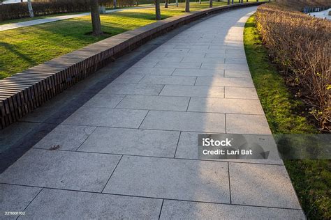 조경 공원 공간 계획 현대 도시 개발 및 지속 가능한 개발 콘크리트 산책로와 조경된 공공 공원의 어두운 나무 끝없는 벤치 도시디자인 가장자리에 대한 스톡 사진 및 기타