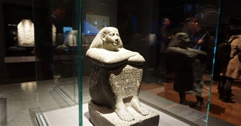 서울에 온 이집트 유물 관람객을 홀리다