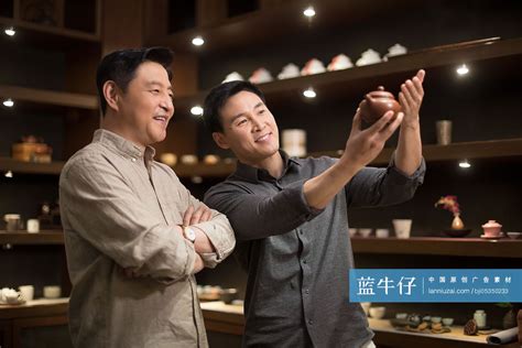 茶具老板向顾客展示茶壶 蓝牛仔影像 中国原创广告影像素材