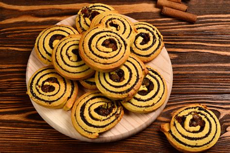 집에서 만든 건포도와 양귀비 씨앗으로 구운 쿠키 텍스트 또는 디자인을 위한 공간입니다 0명에 대한 스톡 사진 및 기타 이미지 0명 건포도 계피 Istock