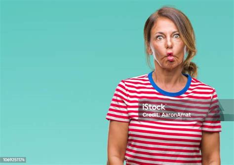 중간 나이 격리 된 배경 만드는 물고기 얼굴 입술 고 우 스 꽝 스러운 제스처와 함께 수석 히스패닉 여자 재미 있는 식입니다 귀여운에 대한 스톡 사진 및 기타 이미지