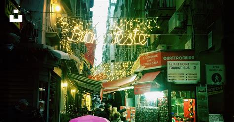 검은 재킷을 입은 여자는 낮 동안 보도를 걷고 있는 분홍색 우산을 들고 있다 사진 Unsplash의 무료 크리스마스 이미지