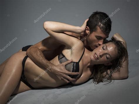 Couple En Lingerie Ayant Des Relations Sexuelles Couch Sur Le Sol Image Libre De Droit Par