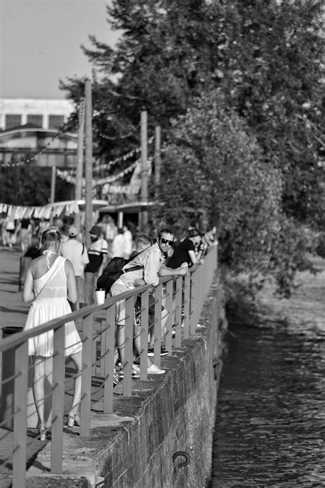 가죽 자켓 남자 단란함 달리는 뒷모습 레크리에이션 로맨스 바다 부츠 블랙 앤 화이트 사랑 수직 쐈어 여성 젊은 커플 해변 행복 휴식에 관한 무료