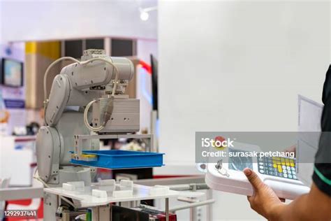 기술자는 스마트 팩토리에서 제조 공정에서 자동화 운송 라인에서 상자를 운반하기 위해 제어 자동 로봇 또는 자동화 기계를위한 명령