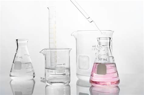 화학 과학 실험실 흰색 배경에서 유리 비커 플라스크 실린더 및 드롭퍼 0명에 대한 스톡 사진 및 기타 이미지 0명 건강관리와 의술 과학 Istock