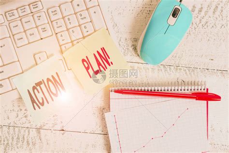 手写文字书写行动计划概念照片提出了一段时间内的策略或行动方案放置在经典木桌上方的书写设备高清图片下载 正版图片504453101 摄图网