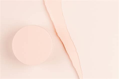 찢어진 종이 배경에 화장품 프리젠 테이션을위한 빈 둥근 파스텔 베이지 플랫폼 연단 위쪽 보기 페이퍼커팅에 대한 스톡 사진 및