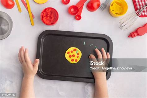 소년의 손은 놀이 반죽으로 피자를 만들고 있다 미술 수업을 위한 아이의 플라스틱 공예 가정 주방에 대한 스톡 사진 및 기타 이미지 가정 주방 가정의 방 개념 Istock