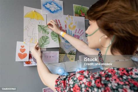 젊은 여성 환자 는 병원 병동의 벽에 그림을 넣어 매달기에 대한 스톡 사진 및 기타 이미지 매달기 회화 16 17 살 Istock