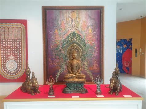 Queengallerybkk ในนิทรรศการ Inspiration นอกจากจะจัดแสดงผลงานของศิลปินกลุ่มอิน In แล้ว ยังเป็น