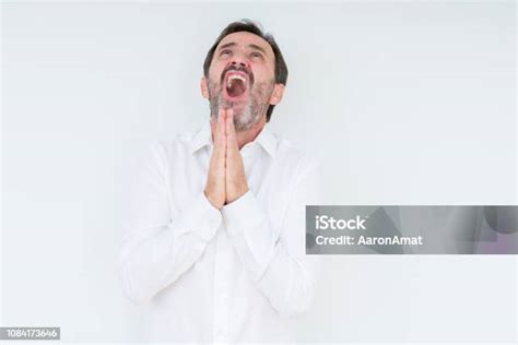 구걸 하 고 손으로 얼굴 매우 감정적이 고 걱정에 희망 식 함께 기도 격리 된 배경 위에 우아한 수석 남자 용 서에 대 한 요구 종교 개념입니다 감정에 대한 스톡 사진 및