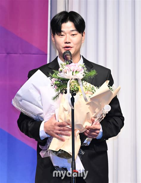 시상식 저랑 안 맞는 거 같아요 손사래쳤지만롯데 트레이드 복덩이의 지울 수 없었던 미소 Md청담