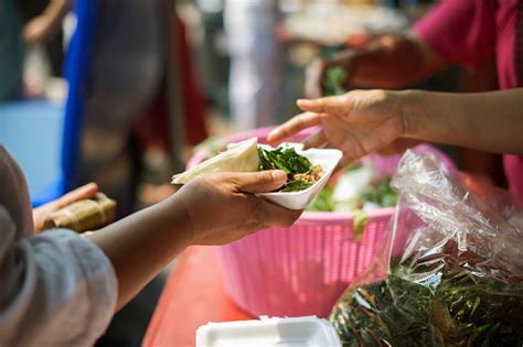 노숙자 개념과 빈곤 가난한 사람들의 손이 자선 활동의 손에서 음식을 받는다 기부 개념 가정 주방에 대한 스톡 사진 및 기타 이미지 가정 주방 가정의 방 개념 Istock