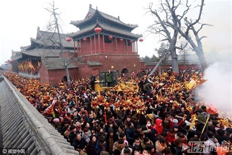 中国人的大年初一：抢头香用上挖掘机