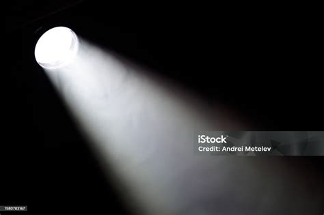 어둠 속의 스포트라이트 빛 빛과 어둠의 밝은 광선 조명 장비에 대한 스톡 사진 및 기타 이미지 조명 장비 빛 조명 장식 Istock