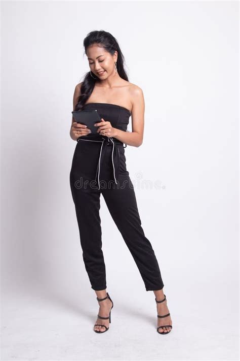 Mulher Asi Tica Nova Com Uma Tabuleta Do Computador Foto De Stock Imagem De Menina Compras