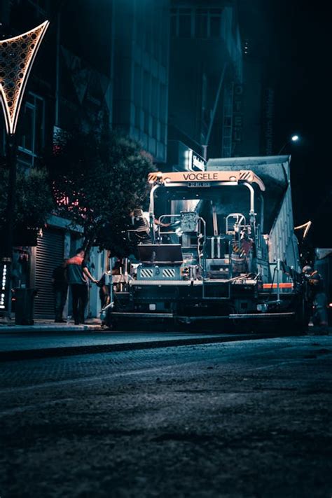 기계를 이용한 야간 도로 공사 · 무료 스톡 사진