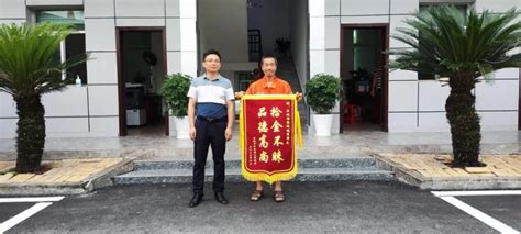 江西一环卫工人捡到30万元现金他选择