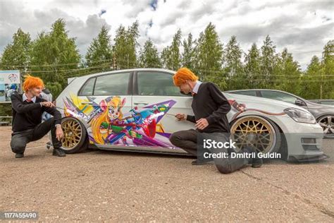 코스 프레 웨슬리 형제는 조정및 로우 라이더 폭스 바겐 골프 7에 마법의 그림을 합니다 차에 칩과 데일 문자 가젯 해크렌치 영웅