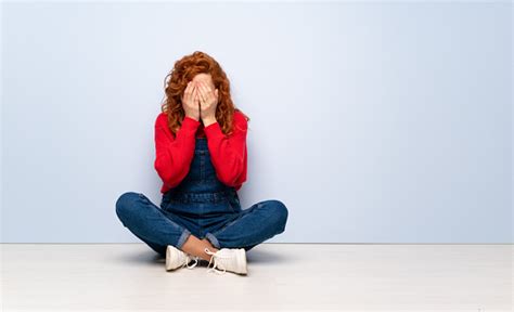 피곤하고 아픈 표정으로 바닥에 앉아 바지를 가진 빨간 머리 여자 가득 찬에 대한 스톡 사진 및 기타 이미지 가득 찬 머리 멜빵 바지 Istock