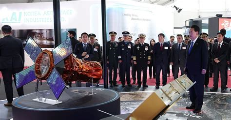 한화에어로스페이스 전시장 관람하는 윤석열 대통령