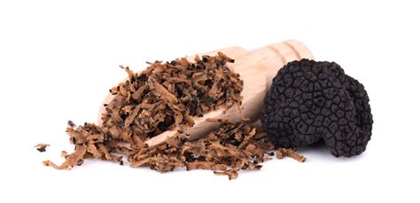 흰색 배경에 고립 된 검은 송로 버섯 신선한 슬라이스 송로 버섯 진미 전용 트러플 버섯 피칸트와 향기로운 프랑스 요리 클리핑 경로 가을에 대한 스톡 사진 및 기타 이미지