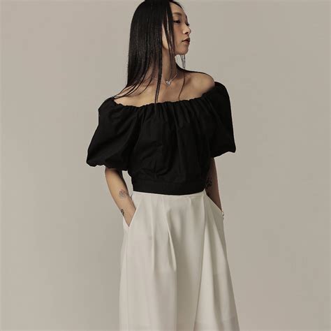 볼륨 오프숄더 크롭 퍼프 블라우스