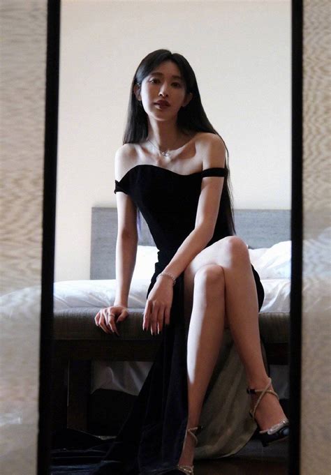 张俪晒抹胸高开叉长裙写真 大秀香肩美腿成熟韵味 搜狐大视野 搜狐新闻