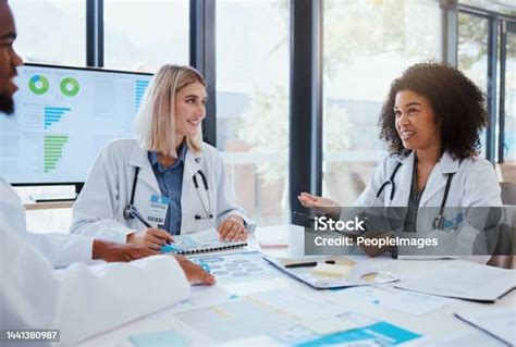 의료 산업의 성장 연구 및 혁신을 계획하는 의사 및 팀과의 건강 관리 회의 및 팀워크 여성 외과 의사와의 협력 의학 및 의사 소통 건강관리와 의술에 대한 스톡 사진 및 기타