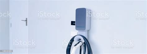 자동차 상자 전원 케이블 및 플러그 공급 녹색 에너지 및 에코 전력 지속 가능한 소스 기술 인공 지능 또는 Ai가 스마트 자동차로 전기 공급을 제어하는 미래형 가정용 Ev