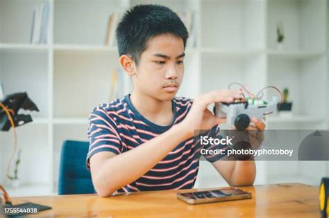 기술 로봇의 작업을 배우고 공부하는 아시아 소년홈스쿨과 기술 프로젝트를 위한 과학 어린 시절 아이들 취미 여가 라이프 스타일 사람들 장난감 로봇 공학 기술 12 13세에
