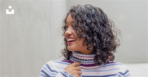 줄무늬 스웨터를 입고 곱슬 머리를 가진 여자 사진 Unsplash의 무료 도미니카 공화국 이미지