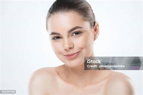 여자 피부 얼굴 아름 다운 건강 한 피부 관리 여성 초상화 화장 자연 스러운 메이크업 젊은 아름다움 모델 흰색 절연을 하지 않고 얼굴을 청소 갈색 머리에 대한 스톡 사진 및