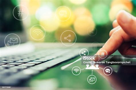 통신 Fintech 서명 아이콘과 연결 화면 흐림 카페 커피숍 배경 가진 스마트폰 금융 비즈니스 기술 자유 꿈 생활 인터넷 자유 생활 개념을 사용 하 여 개념에 대한 스톡