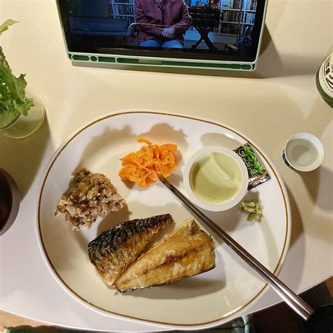 프로젝트 가치삶 1 슈톨렌을 감싸고 있던 리본 2 브로치가 담겼던 종이봉투로 니트슬리브 포장 3 책 주문할 때 왔던 뽁뽁이로 다시 책을 감싸기 혹여나 비오는 날