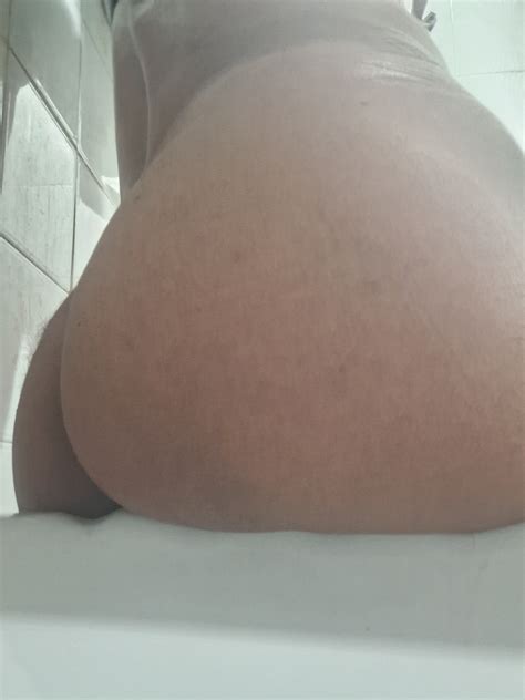 نظرتون رو در مورد کونم بگید و اینکه چه سایز کیری باید بره توی کون تپل