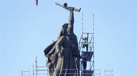 Демонтажът на Паметника на Съветската армия Напрежение протест и пострадал депутат ОБЗОР Nova