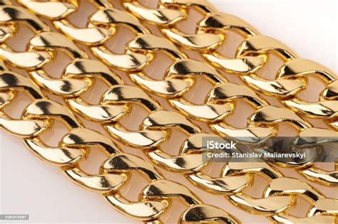 현대 골드 금속 목걸이 체인의 모델 여자의 목에 목걸이 여자의 목 주위에 여자의 금 펜던트 여자의 보석 여자의 액세서리 여자의 보석 팔찌에 대한 스톡 사진 및 기타 이미지