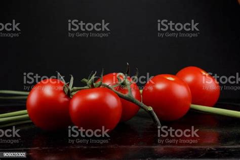 어두운 배경 가정 부엌 채식주의 복고풍 스타일 푸른 잔디와 토마토 듀에 신선한 토마토의 많은 야채에 빨간 토마토 가까운에 대한 스톡 사진 및 기타 이미지 Istock