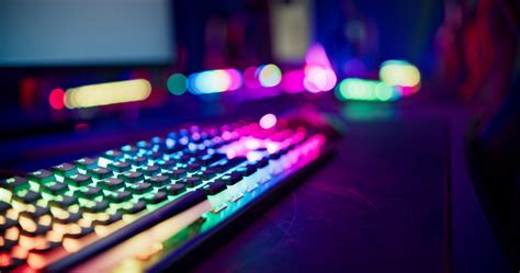 네온 키보드로 비디오 게임 Esport 챔피언십에서 프로 게이머 팀 컴퓨터 설정 E스포츠에 대한 스톡 사진 및 기타 이미지 E스포츠 데스크탑 컴퓨터 비디오 게임