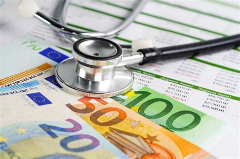 스프레드 시트 종이 금융 계정 통계 및 비즈니스 데이터 의료 건강 개념에 청진기와 유로 지폐 개념에 대한 스톡 사진 및 기타 이미지 Istock