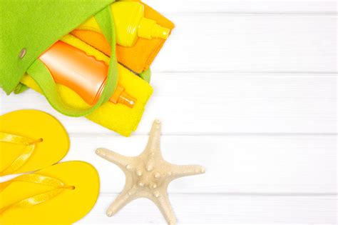 흰색 나무 보드에 선스크린 로션 스프레이 병 수건 플립 플롭 샌들과 불가사리 공간을 복사합니다 여름 바다 해변 휴가 창조적 인 배경 0명에 대한 스톡 사진 및 기타 이미지