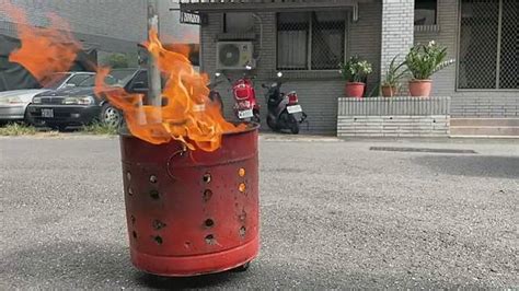 燒金紙隨風飄 男騎車路過脖子手指遭燙傷 民視新聞網 Line Today