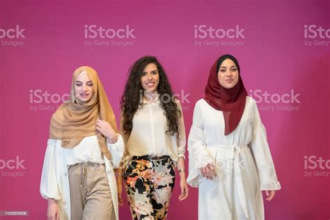 현대 옷을 입은 히잡에있는 세 명의 무슬림 여성이 분홍색 배경에 포즈를 취합니다 20 24세에 대한 스톡 사진 및 기타 이미지