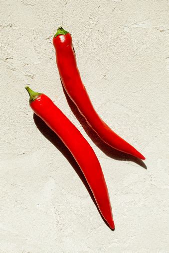 빨간 뜨거운 칠리 고추 긴 포드는 텍스트에 대 한 복사 공간 흰색 석고 질감 배경 상단 보기에 건조 유기농 식품 성분 최소한의