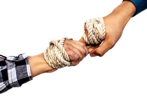 두 손은 파란색 셔츠와 검은 색 넥타이를 입고 다른 하나는 검은 색과 흰색 사각형 패턴 셔츠를 입고 흰색으로 고립 된 전쟁 게임의 태그를 재생합니다 경쟁의 개념과 성공